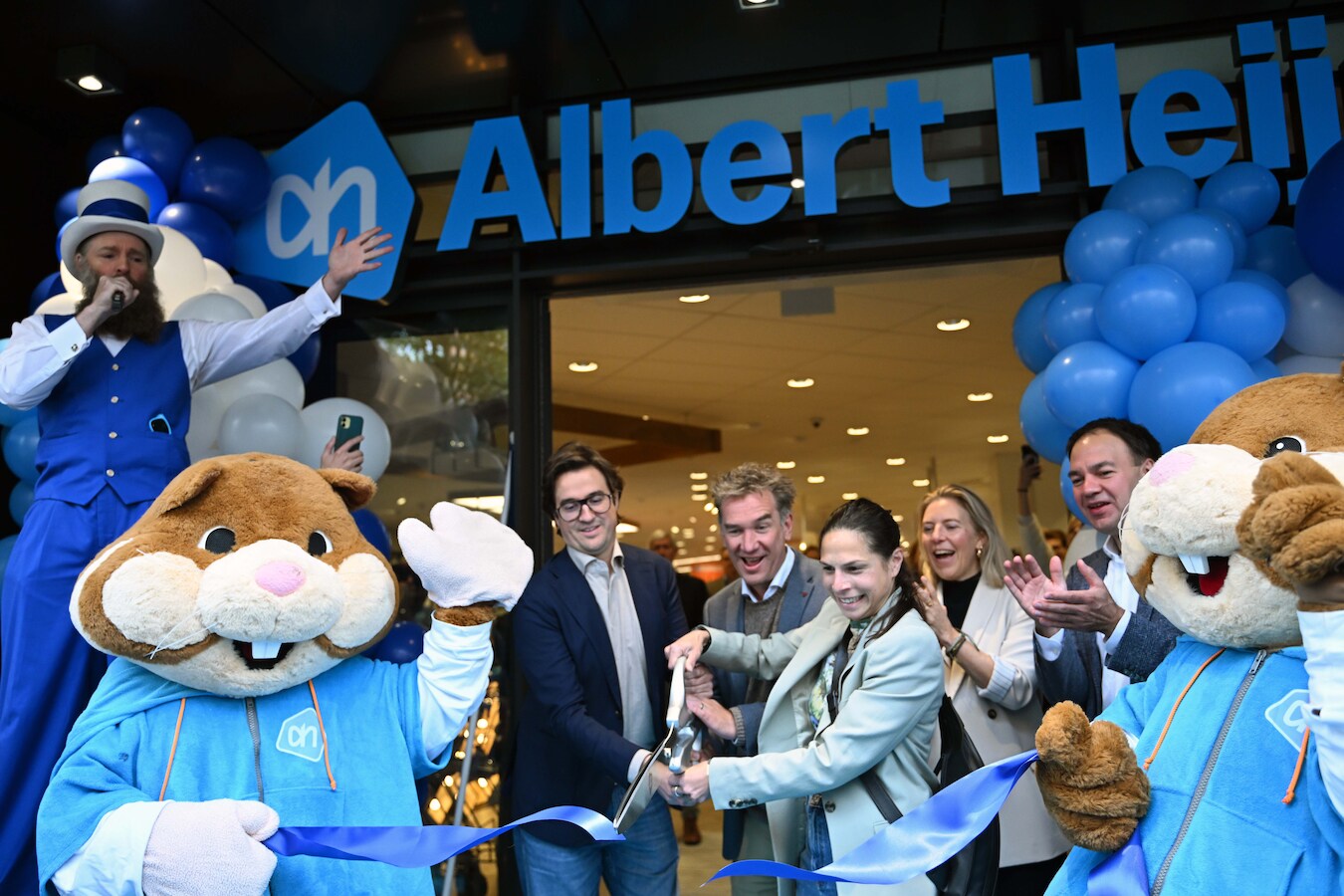 Mensen staan uren op voorhand in de rij om nieuwe Albert Heijn te ...