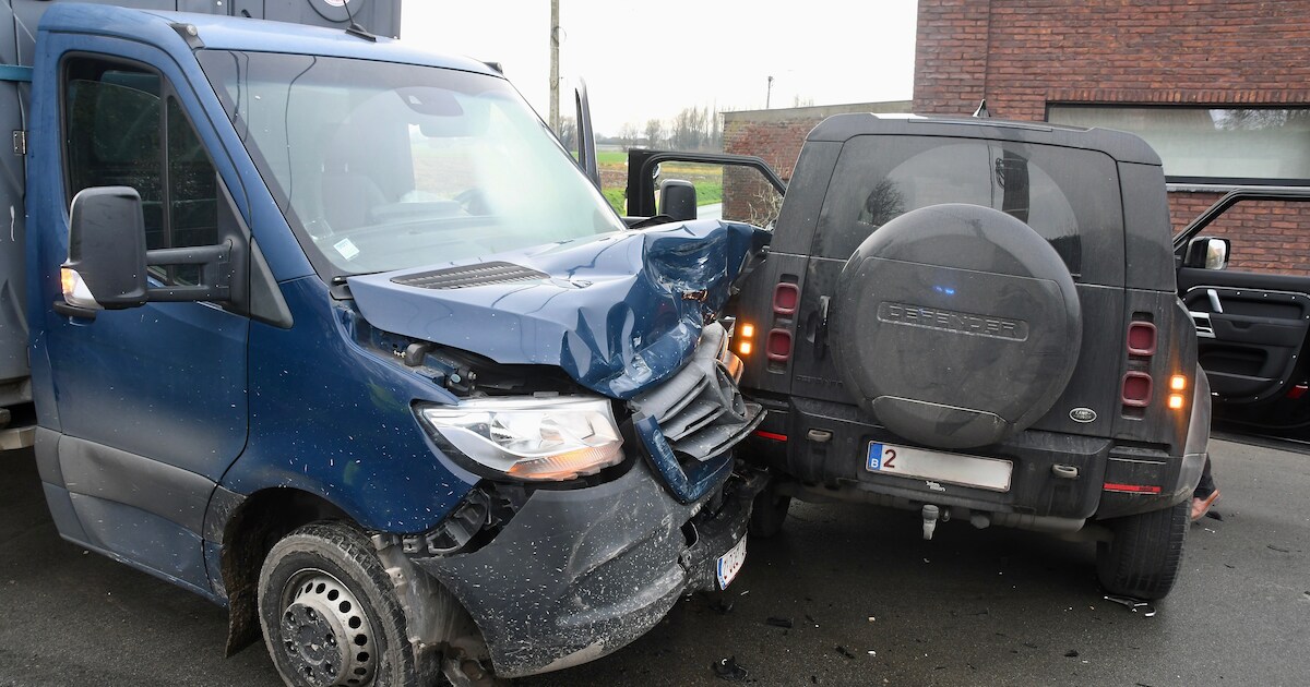 Alweer botsing op landelijk kruispunt in Lichtervelde: “Geen gewonden met dank aan de stevige ...