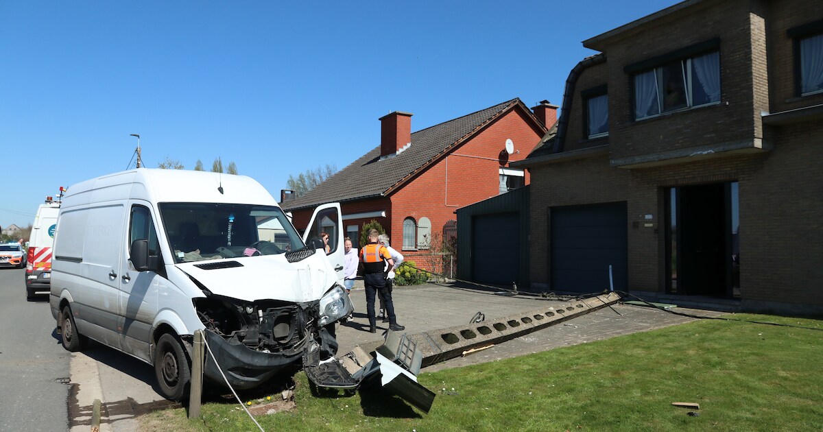 Verlichtingspaal valt tegen woning na aanrijding | Sint-Niklaas | HLN.be