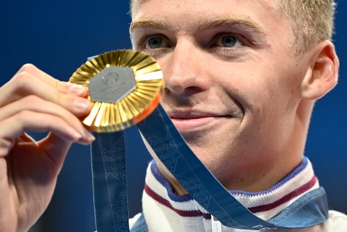 Twee keer goud in één sessie: Frans zwemfenomeen Léon Marchand doet wat ...