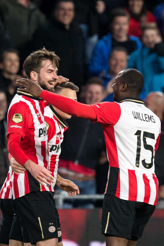 Belangrijke invalbeurt Lestienne voor PSV dat Ajax onder druk zet ...