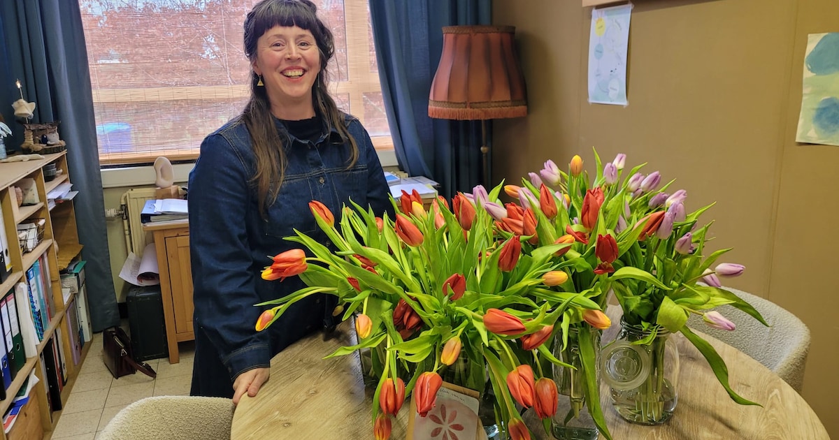 KIJK. Juf Julie wordt in de bloemetjes gezet voor 'Dag van de Directeur ...