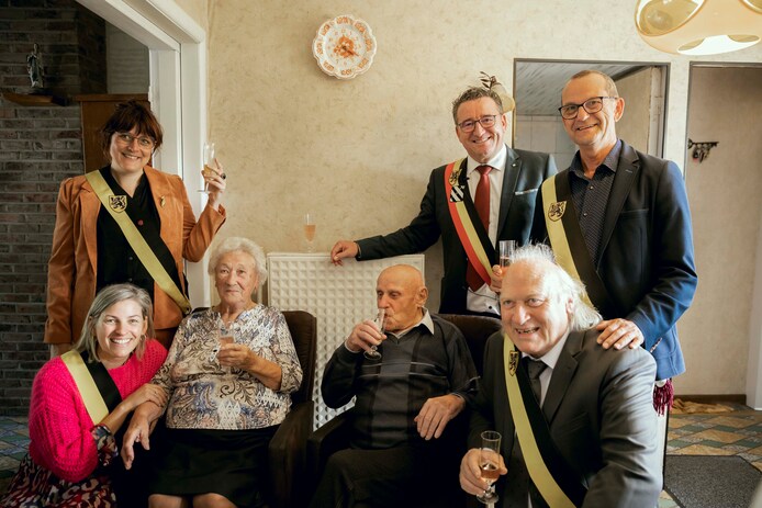 Jan (98) en Thérèse (95) vieren ‘albasten huwelijk’: “Als je gewoon ...