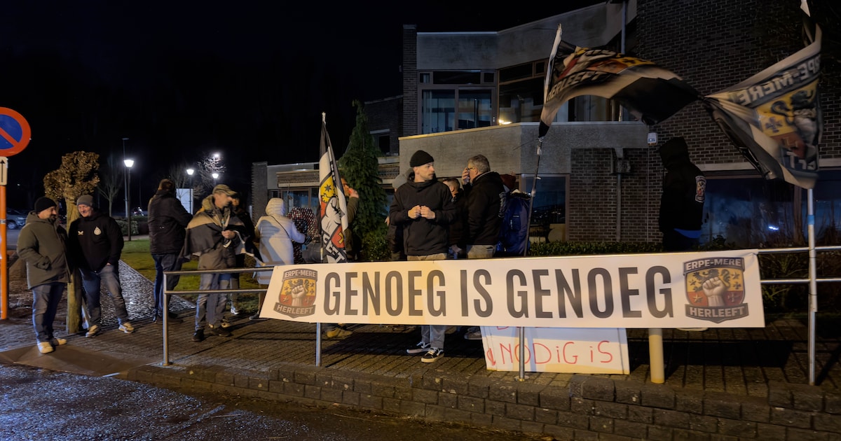 ‘Erpe-Mere Herleeft’ betoogt vóór de start van de gemeenteraad: “We ...