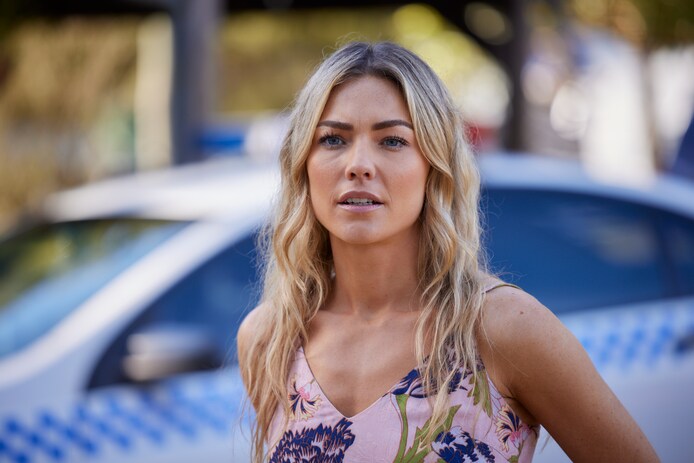 Voormalig ‘Home and Away’-actrice Sam Frost blaast huwelijksplannen af: “Zoveel geld uitgeven is ...