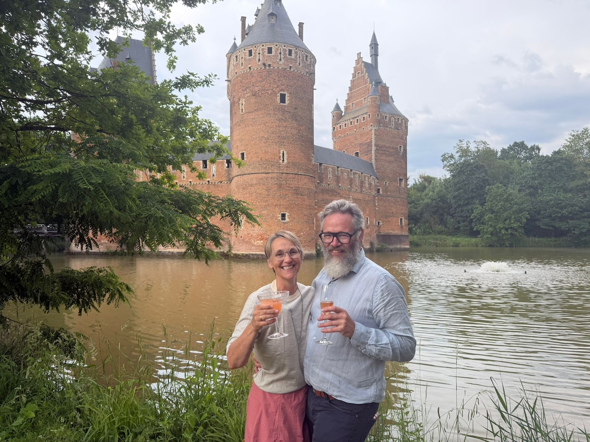 Koppel maakt zich op voor unieke overnachting in het Kasteel van ...