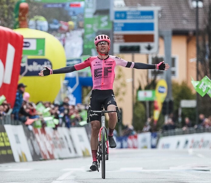 Zware valpartij in Ronde van de Alpen: Chris Harper botst met z'n hoofd ...