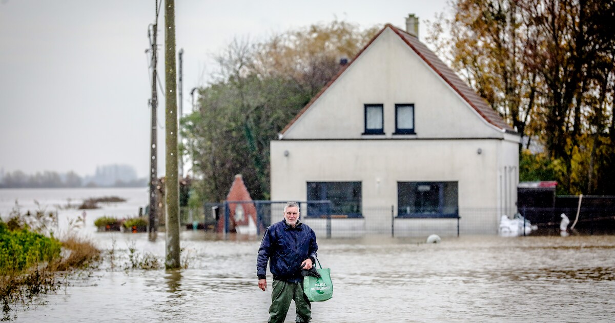 Het water stroomt binnen, maar Gabriël (70) verlaat zijn woning niet ...