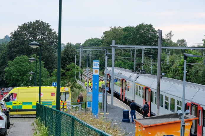 Gewonde vrouw aangetroffen in spoorberm in Ukkel | Brussel | hln.be