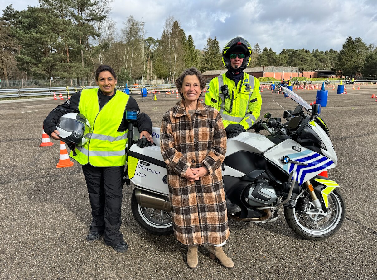 KIJK. Jinnih Beels (Vooruit) maakt ritje achterop moto tijdens ‘Dag van ...