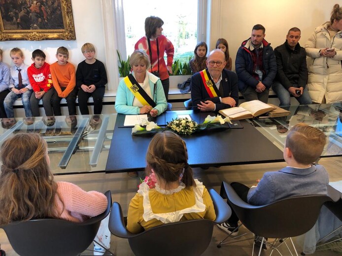 Twee piepjonge koppeltjes geven elkaar het ja-woord op gemeentehuis in ...