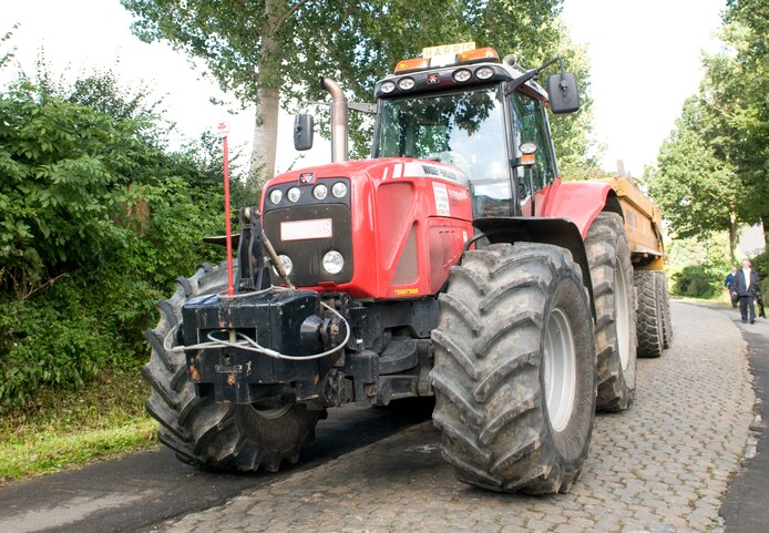 Moeder laat zoontje (8) met tractor rijden: “Hoe haal je het in je ...