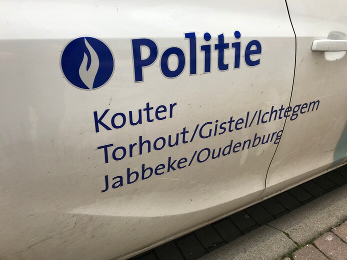 Politie onderzoekt vluchtmisdrijf in centrum van Jabbeke | Jabbeke | hln.be