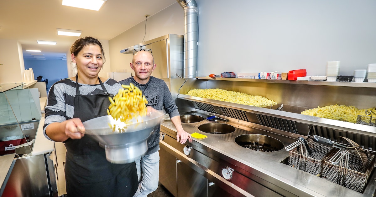 Francis (53) en Youssra (36) openen Frituur De 4 Seizoenen in Sint ...