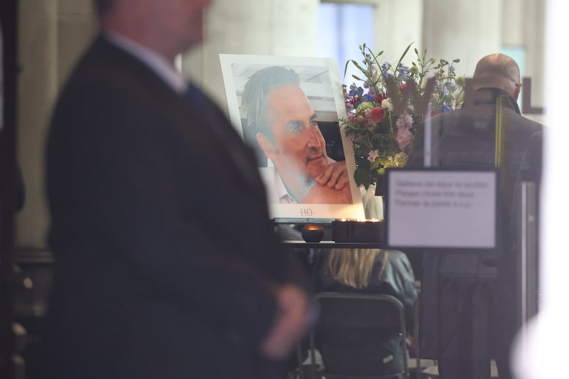 Weduwe ontroerd door massale opkomst op uitvaart Hans Otten (55): “Hij ...