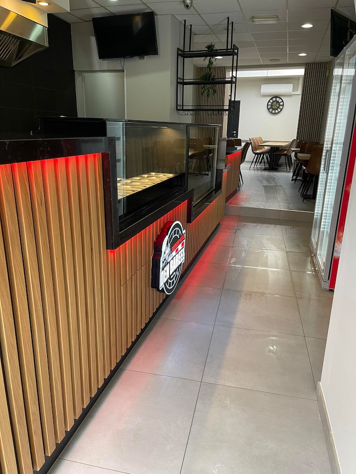 NET OPEN. Frituur-Grill Den Bareel heropent in volledig nieuw jasje ...