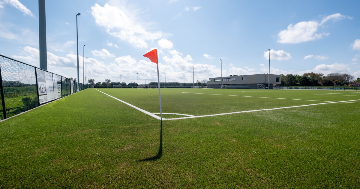 Voetbalclub Zennester Hombeek pakt uit met nieuwe kunstgrasmat ...