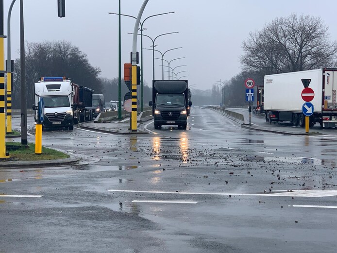 E313 urenlang versperd door lading kiezelstenen in Wommelgem: weg vrijgemaakt | Antwerpen | hln.be