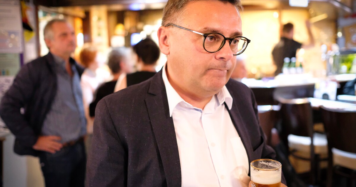 FOTOREEKS: Teleurgestelde Luc De Boeck groet achterban in Bornem ...