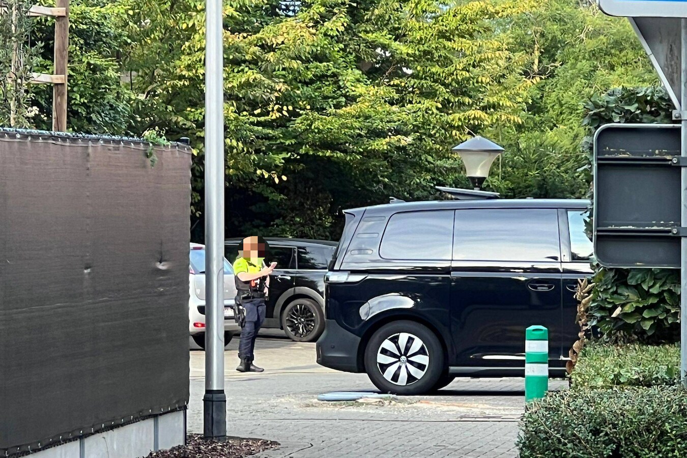 “Lou zat nog boven, riep mijn overbuurvrouw die zelf onder het roet zat ...