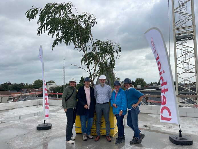 Meiboom op dak van nieuwe school Heilige Familie: “Vieren hoogste punt ...