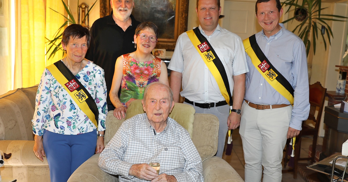 Joseph De Ridder blaast 100 kaarsjes uit in Hekelgem: gemeentebestuur ...