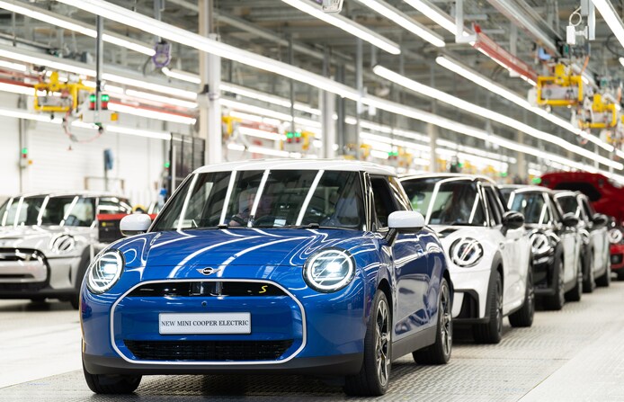 BMW stelt productie nieuwe elektrische Mini Cooper in Oxford Mini ...