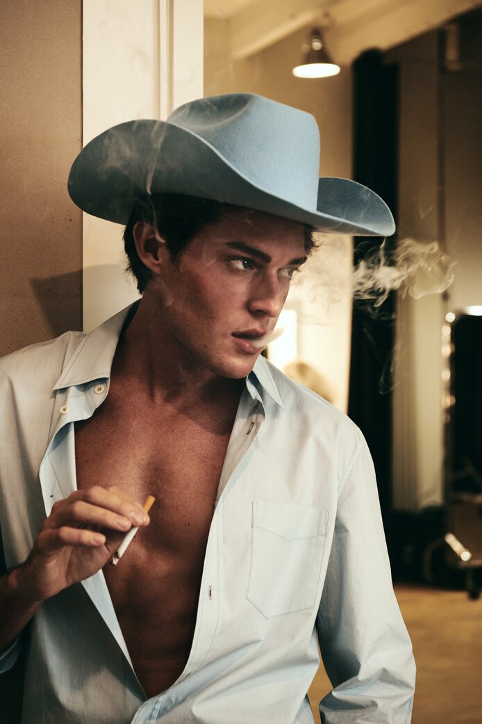 Cesar Casier poseert voor Porsche en Armani en heeft zijn eigen ...