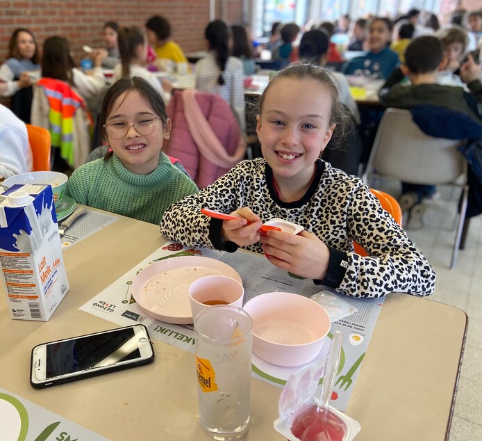 Leerlingen De Stappe smullen van rijkelijk ontbijt op school: “Met lege ...