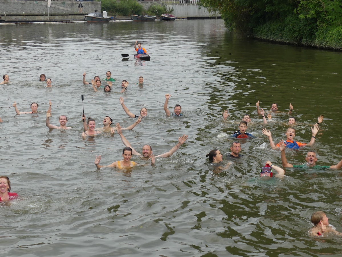 Als bekende Deinzenaar in het water springen, levert prijs op tijdens ...