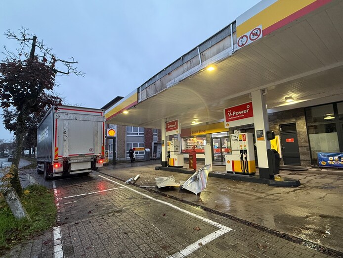 Trucker schat hoogte benzinestation verkeerd in en veroorzaakt schade ...