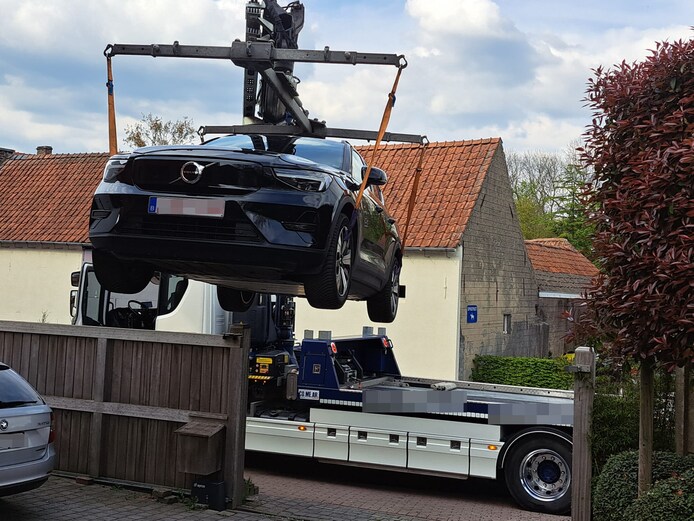Elektrische auto in panne? Dubbele pech: slepen kan niet, dus moet er ...