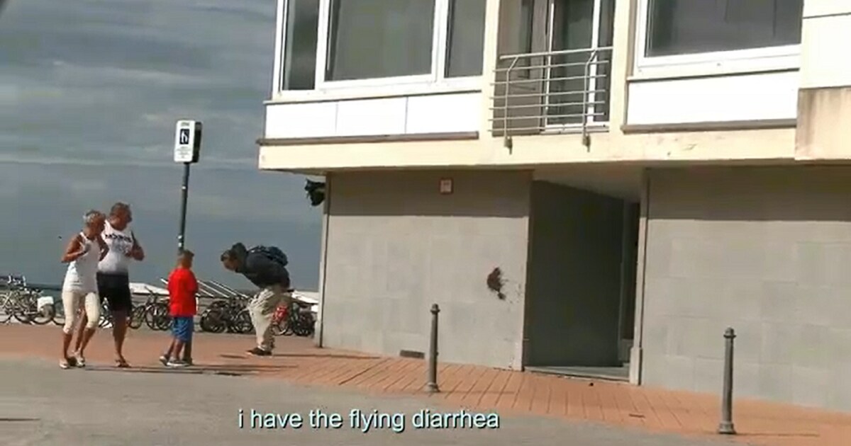 Ewww: deze YouTuber laat omstaanders geloven dat hij last heeft van ...