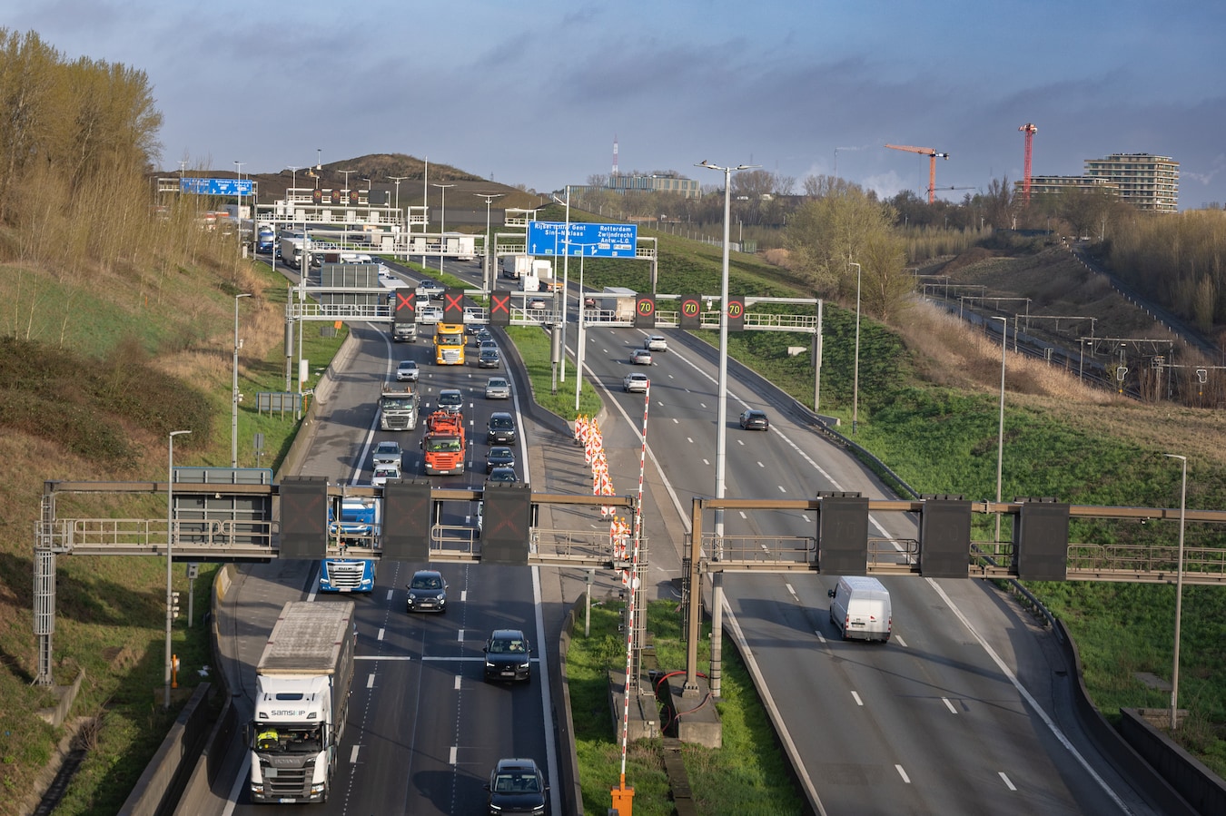 Ruim uur file op Antwerpse Ring richting Nederland door ongeval bij ...