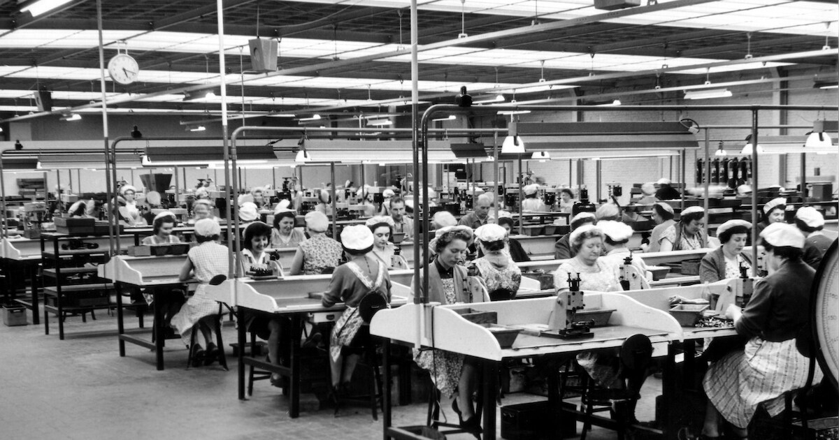 Niko zoekt materiaal uit oude doos voor eeuwfeest | Sint-Niklaas | HLN.be