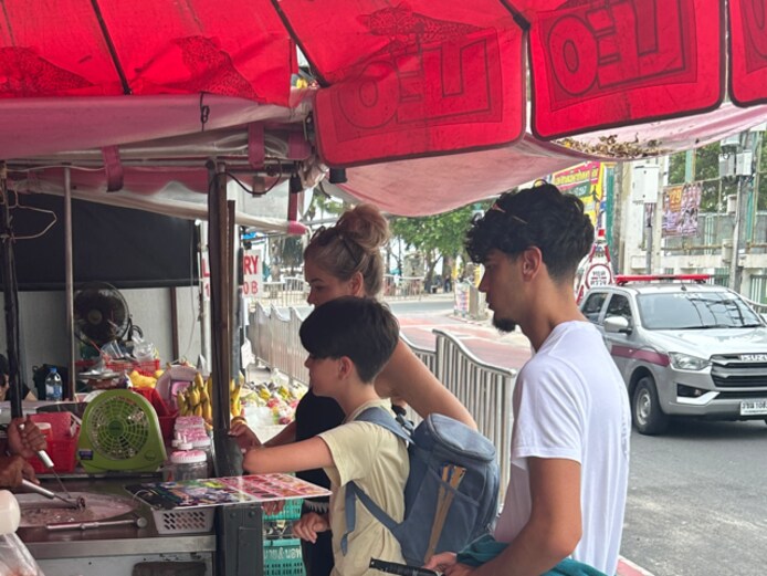 Clint raakte tijdens reis in Thailand 1.250 euro kwijt: “We dachten dat ...