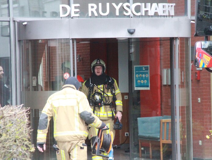 Verpleegkundige blust zuurstofconcentrator in kamer bewoner rusthuis ...