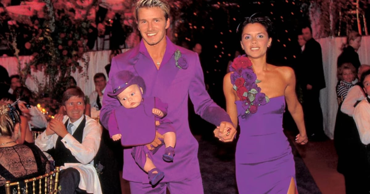 David en Victoria Beckham trekken hun iconische paarse trouwoutfits ...