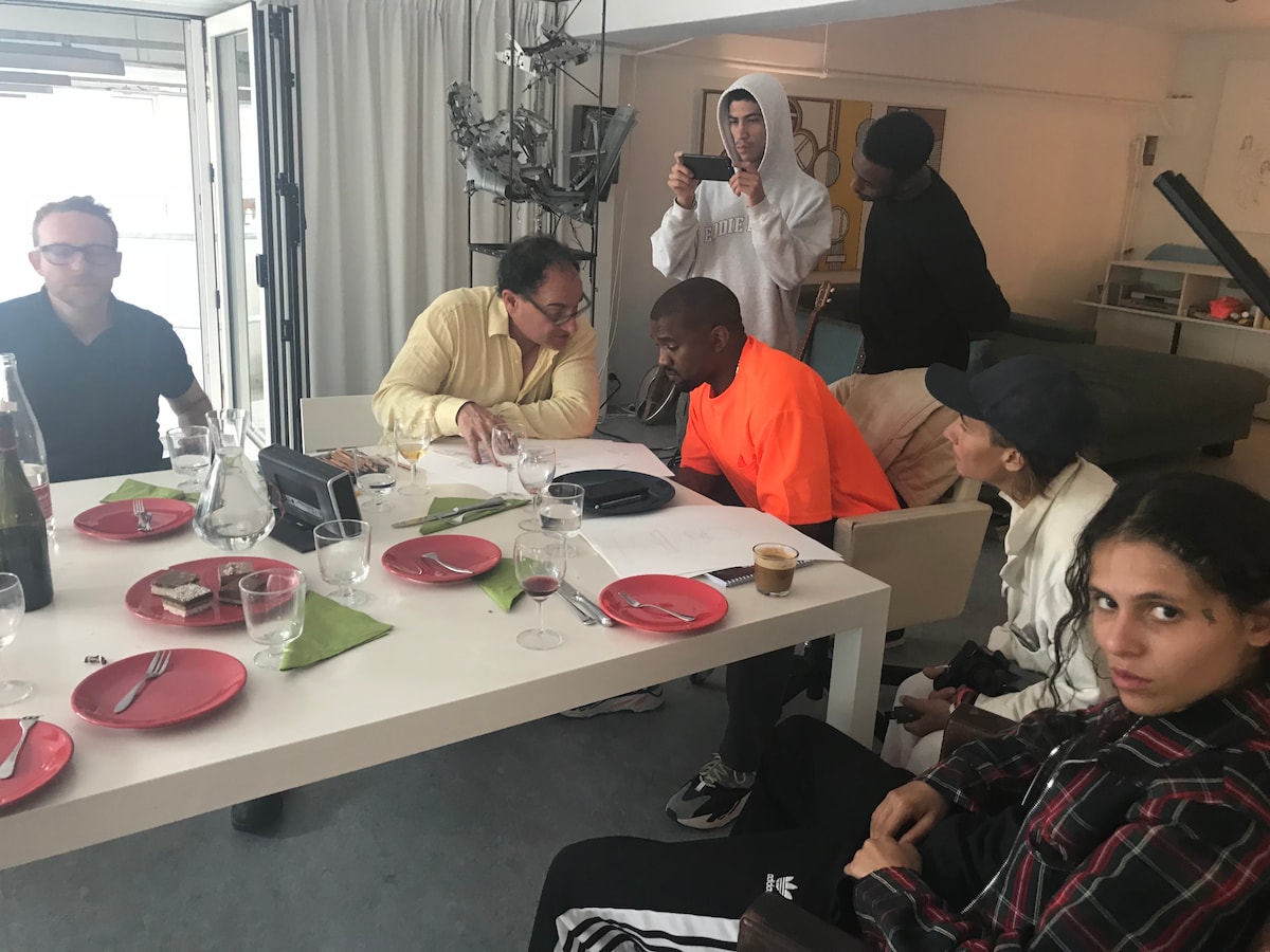 “Na paar zoete cocktails viel hij in slaap”: Kanye West had jarenlang ...