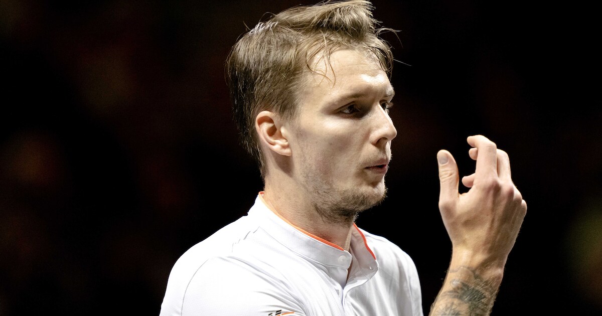 Tennisser met kort lontje die de wereld rondging slaat weer toe: “Dit ...