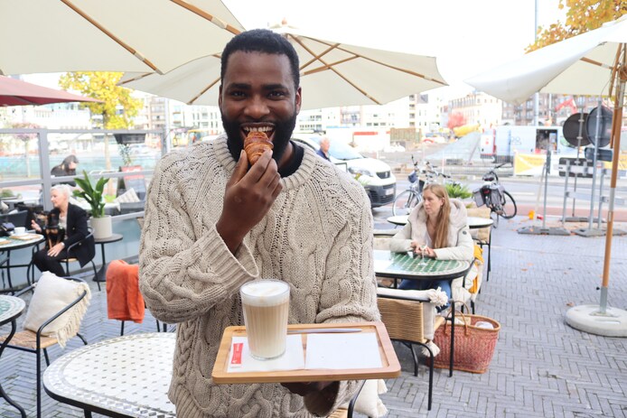 Wander trakteert klanten op croissants bij de koffie tijdens ...