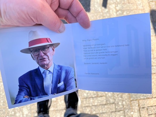 Honderden mensen nemen afscheid van Willy Naessens: familie krijgt luid ...