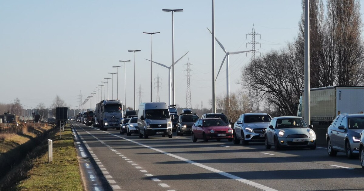 30 minuten file op Ring rond Gent na ongeval in Sint-Kruis-Winkel ...