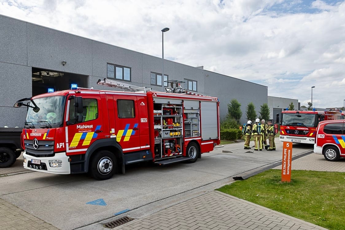 Oververhitte luchtcompressor zet atelier van interieurbedrijf onder de ...