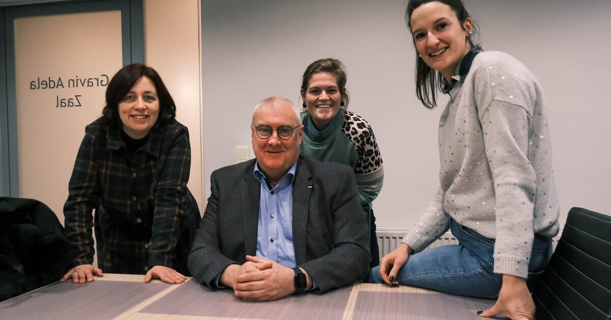 In ‘s lands kleinste stad is meneer de burgemeester omringd door alleen ...