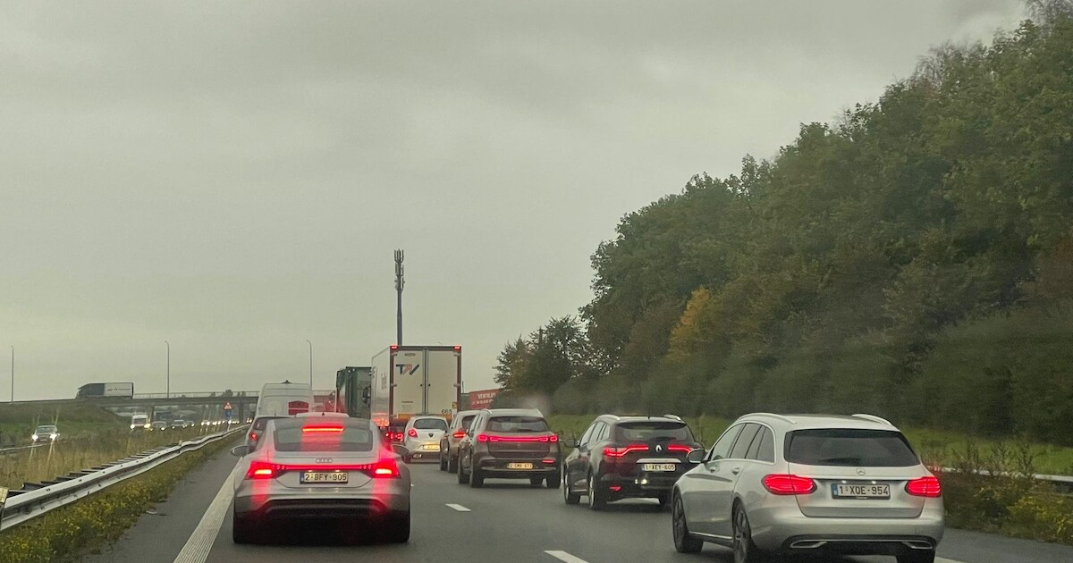 Drukke ochtendspits op E403 richting Brugge: 45 minuten aanschuiven | Lichtervelde | hln.be