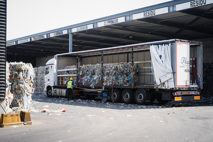 Dodelijk arbeidsongeval bij PreZero Evergem: werknemer aangereden door ...