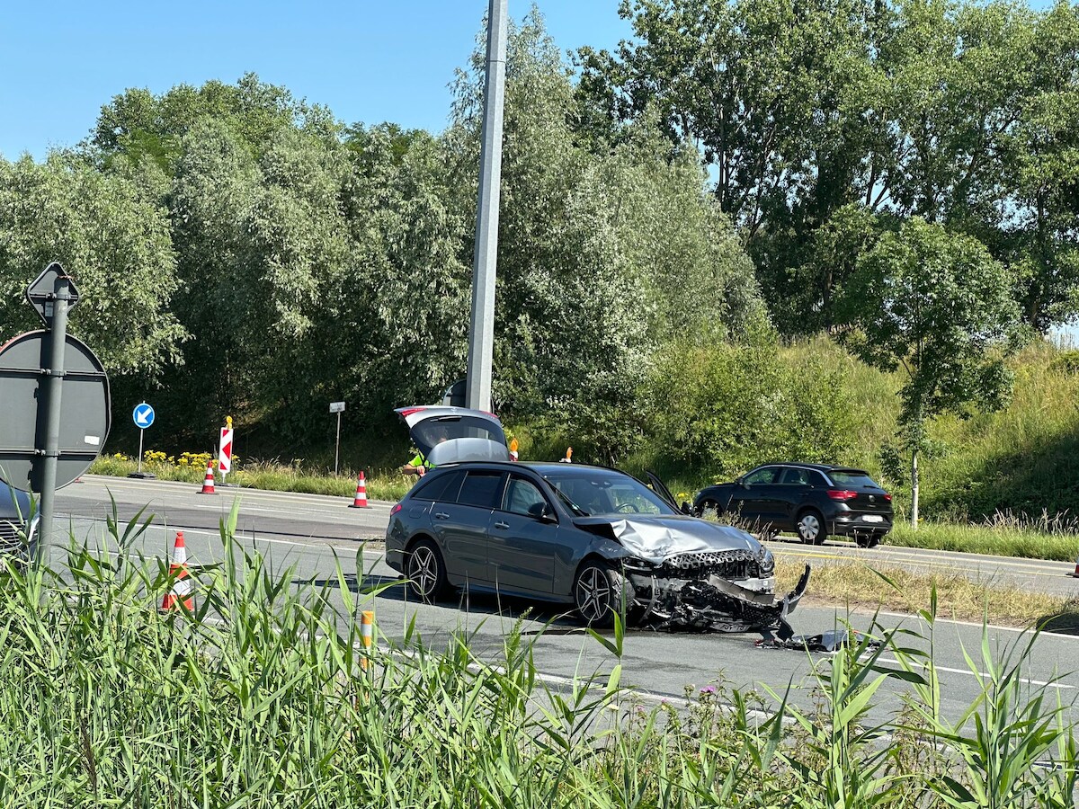 Brandweer moet auto open knippen na zware botsing in Gent: twee ...