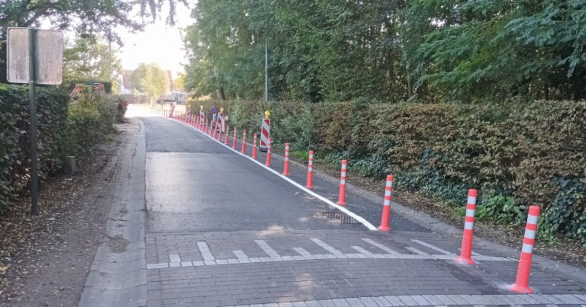 Stoet aan paaltjes behoedt fietsers en voetgangers voor wegverzakking ...