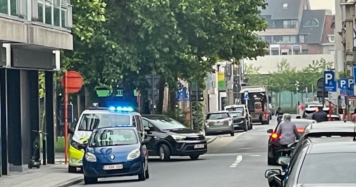 Man (24) op e-step raakt gewond bij botsing met auto in Roeselare ...